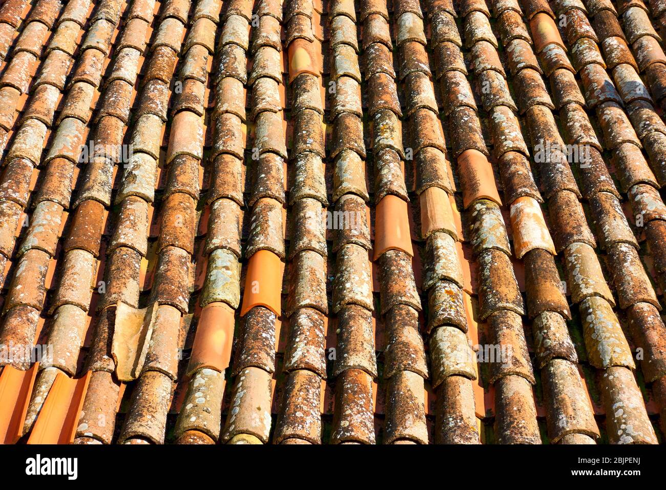 Toit En Tuiles Rouges Traditionnelles Banque d'image et photos - Alamy
