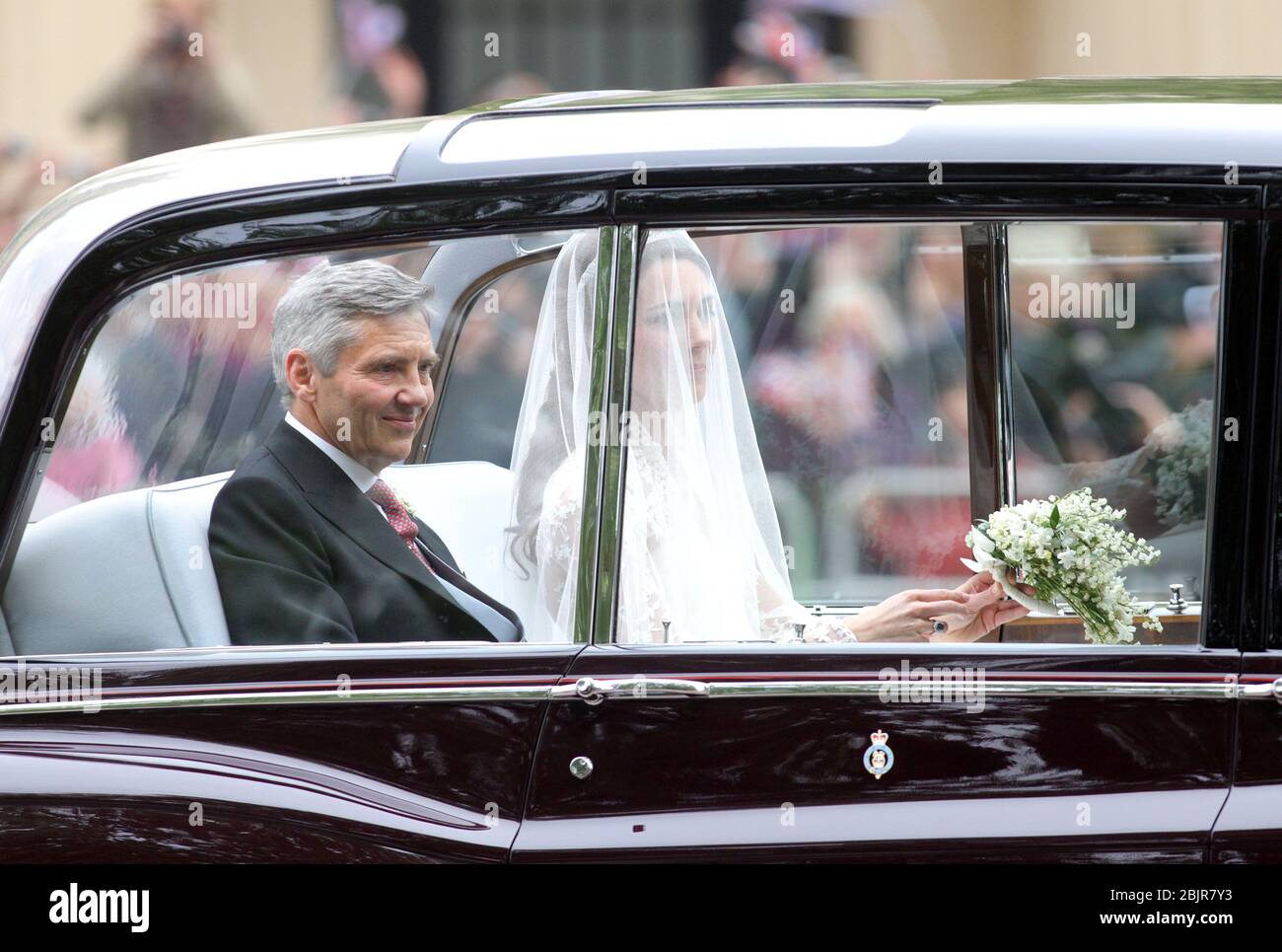 Kate Middleton et son père Michael Middleton descendent dans le centre ...