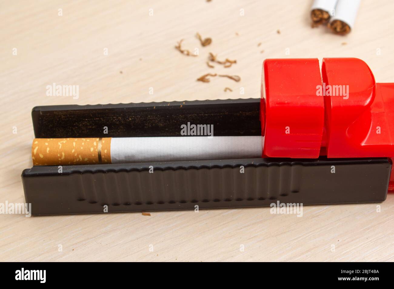 machine pour remplir les cigarettes de tabac et de cigarettes sur un ...