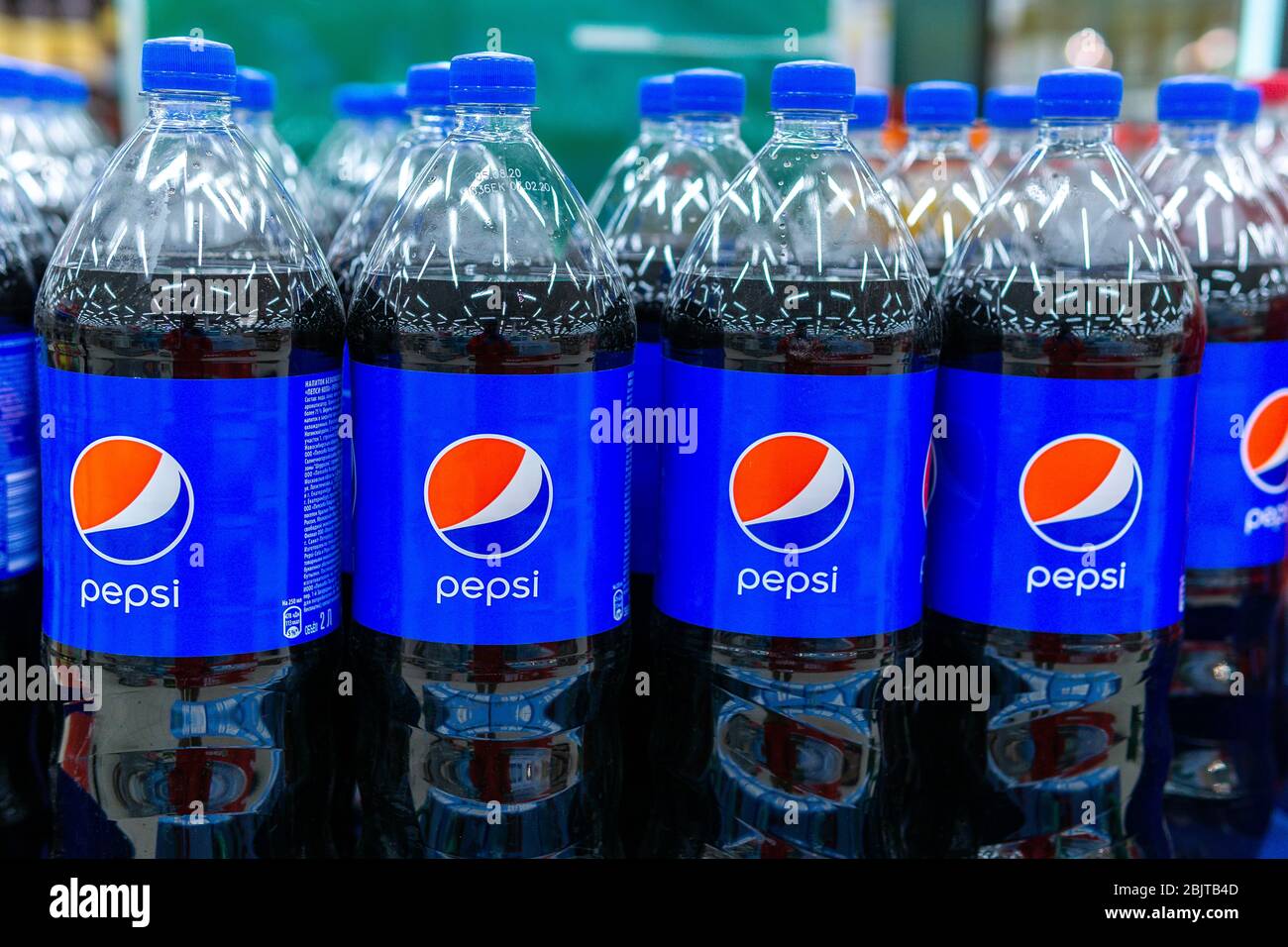 Tyumen, Russie-26 avril 2020: Les bouteilles de boissons Pepsi sont ...
