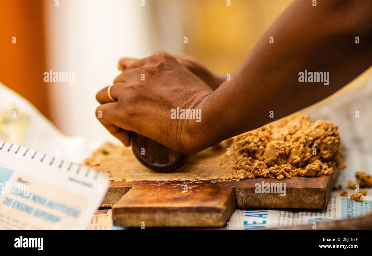 (Muamba de Ginguba). Fabrication de beurre d'arachide maison. Lobito ...