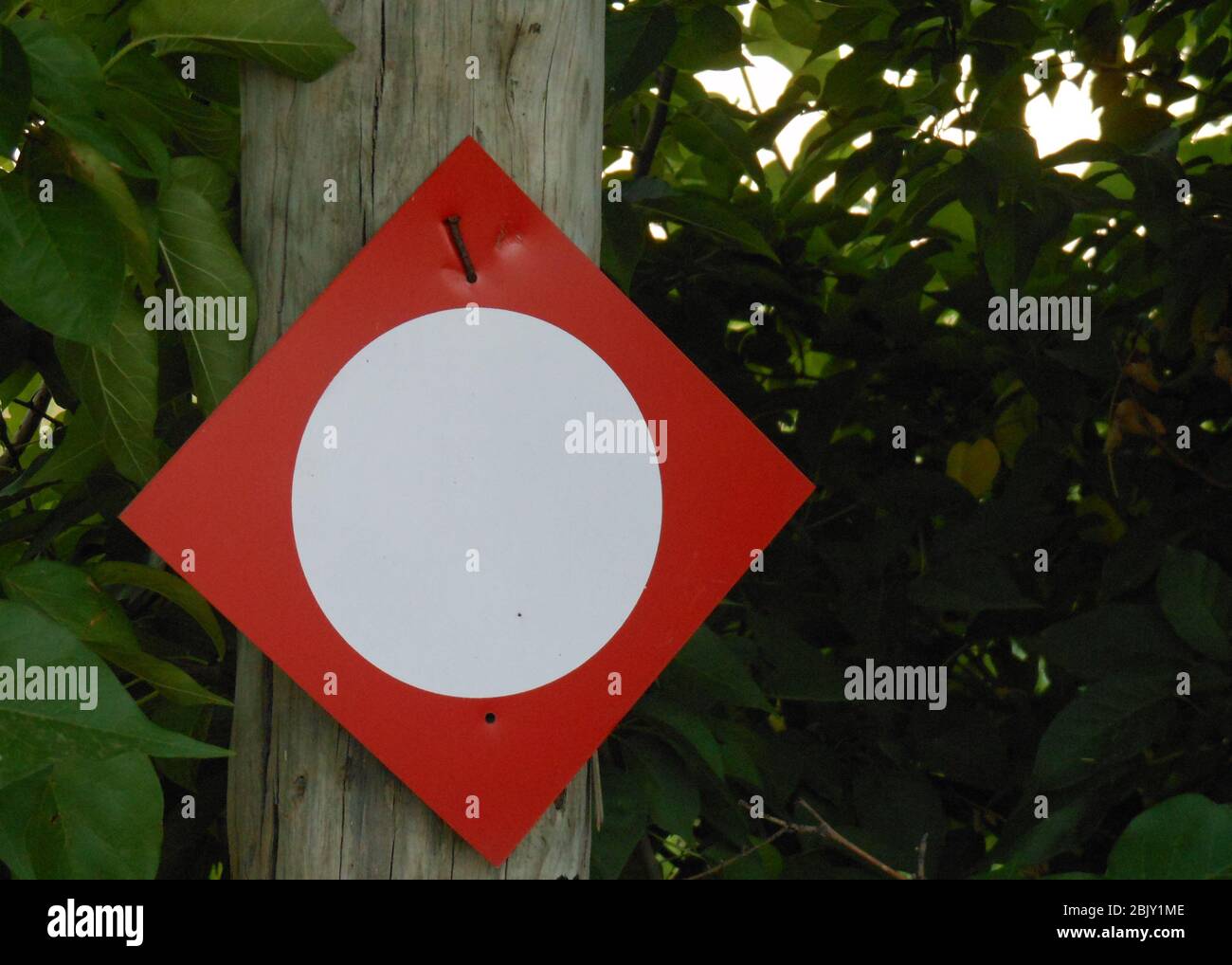 Signe cercle rouge fond blanc Banque de photographies et d’images à ...