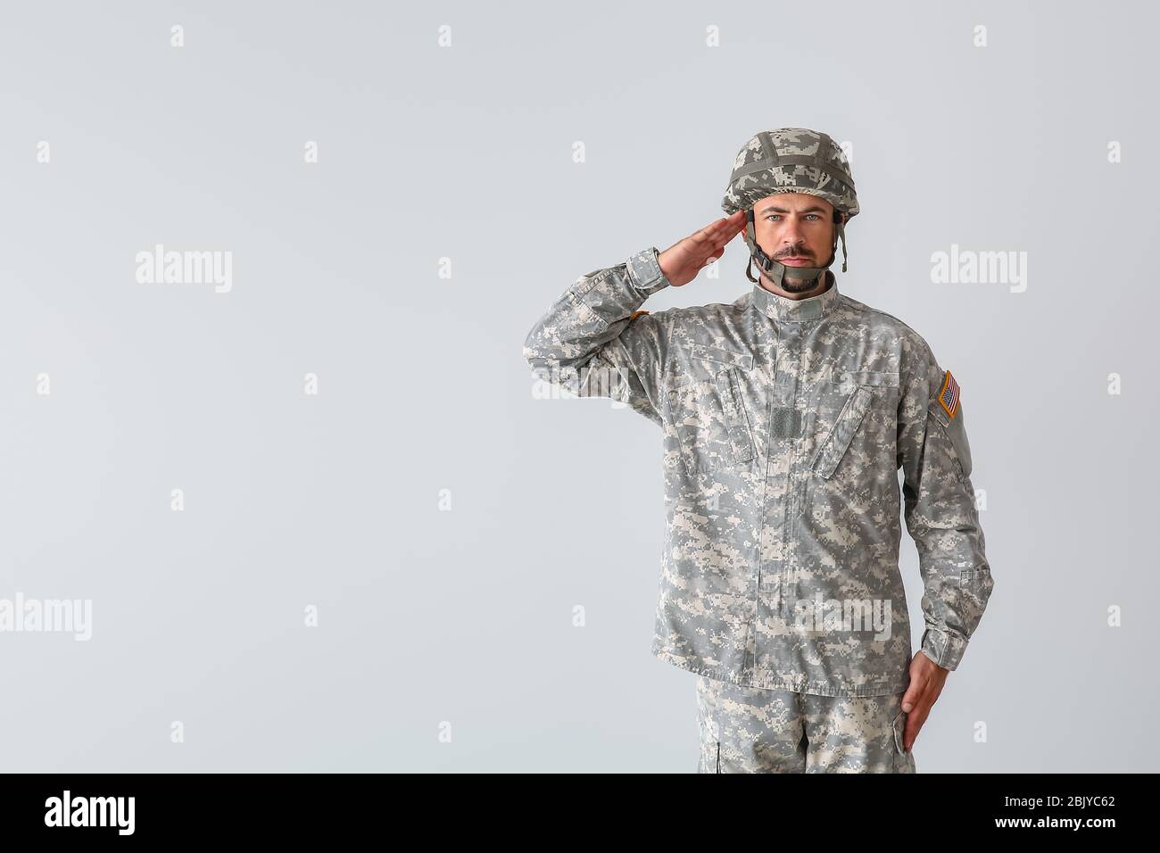 Saluting soldier Banque de photographies et d’images à haute résolution ...