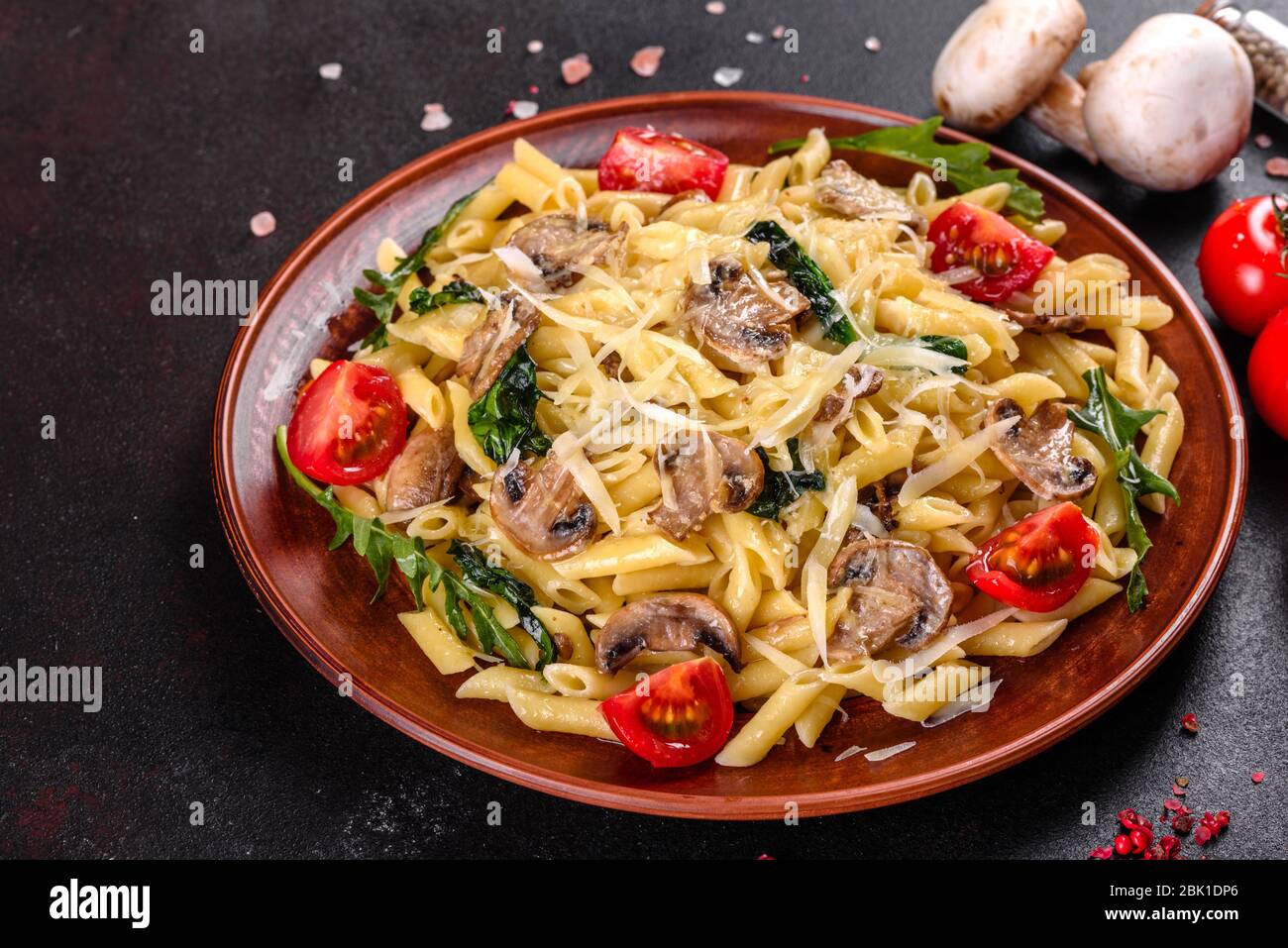 Pâtes aux champignons, au fromage, aux épinards, au rukkola et aux ...