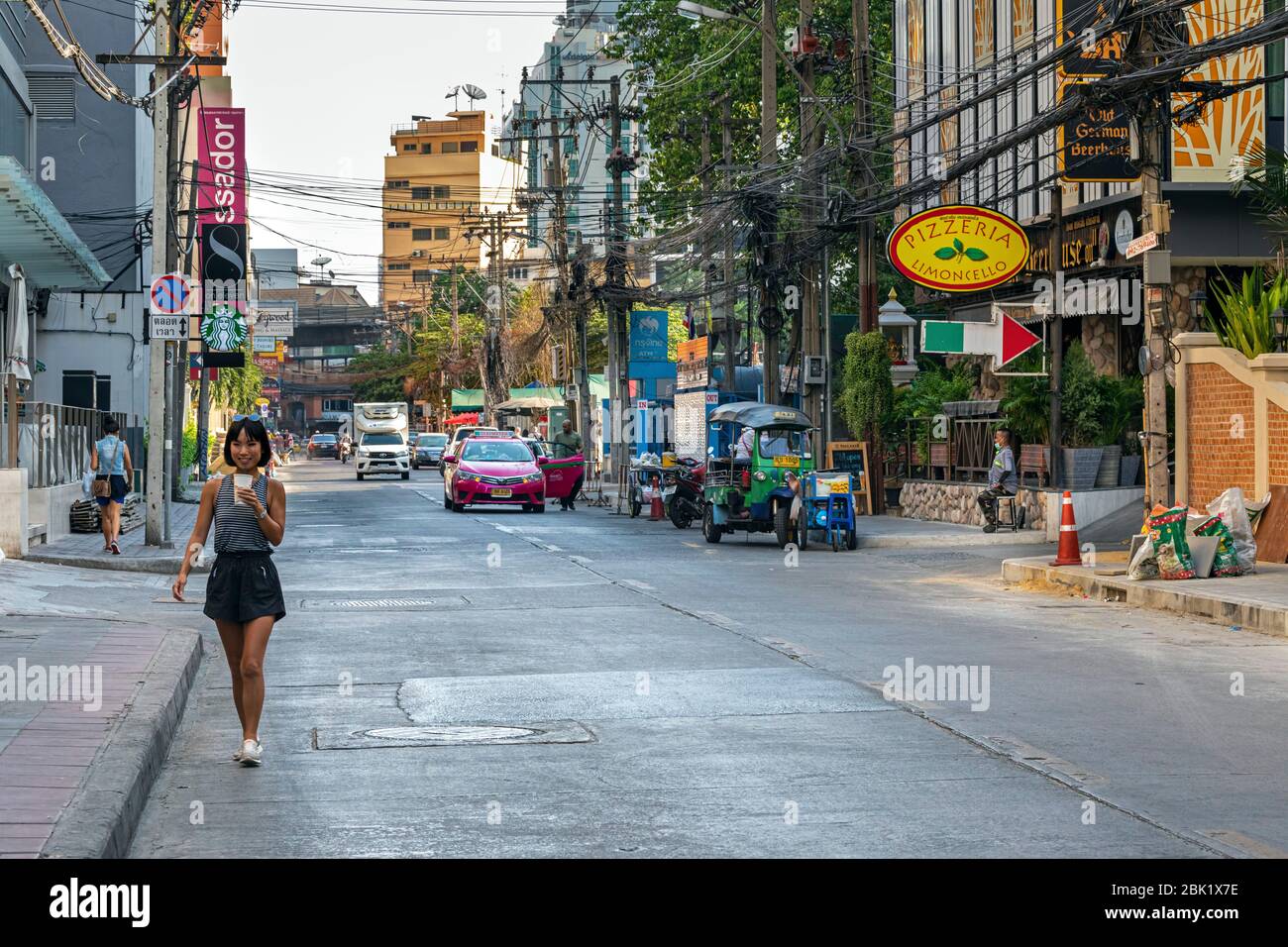 Sukhumvit soi 11 Banque de photographies et d’images à haute résolution - Alamy
