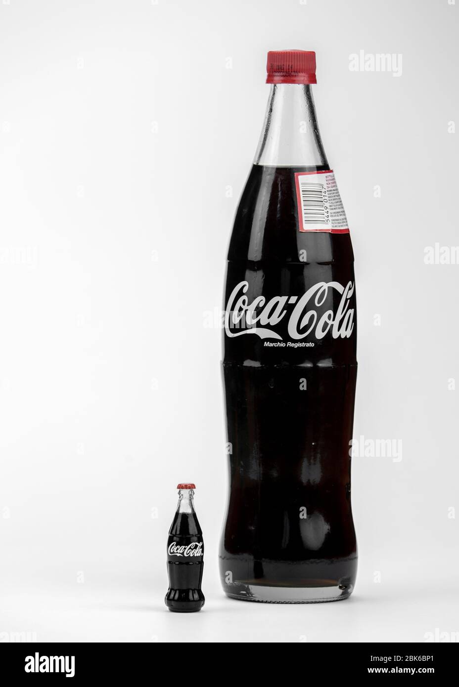 Two coke bottles Banque de photographies et d’images à haute résolution ...