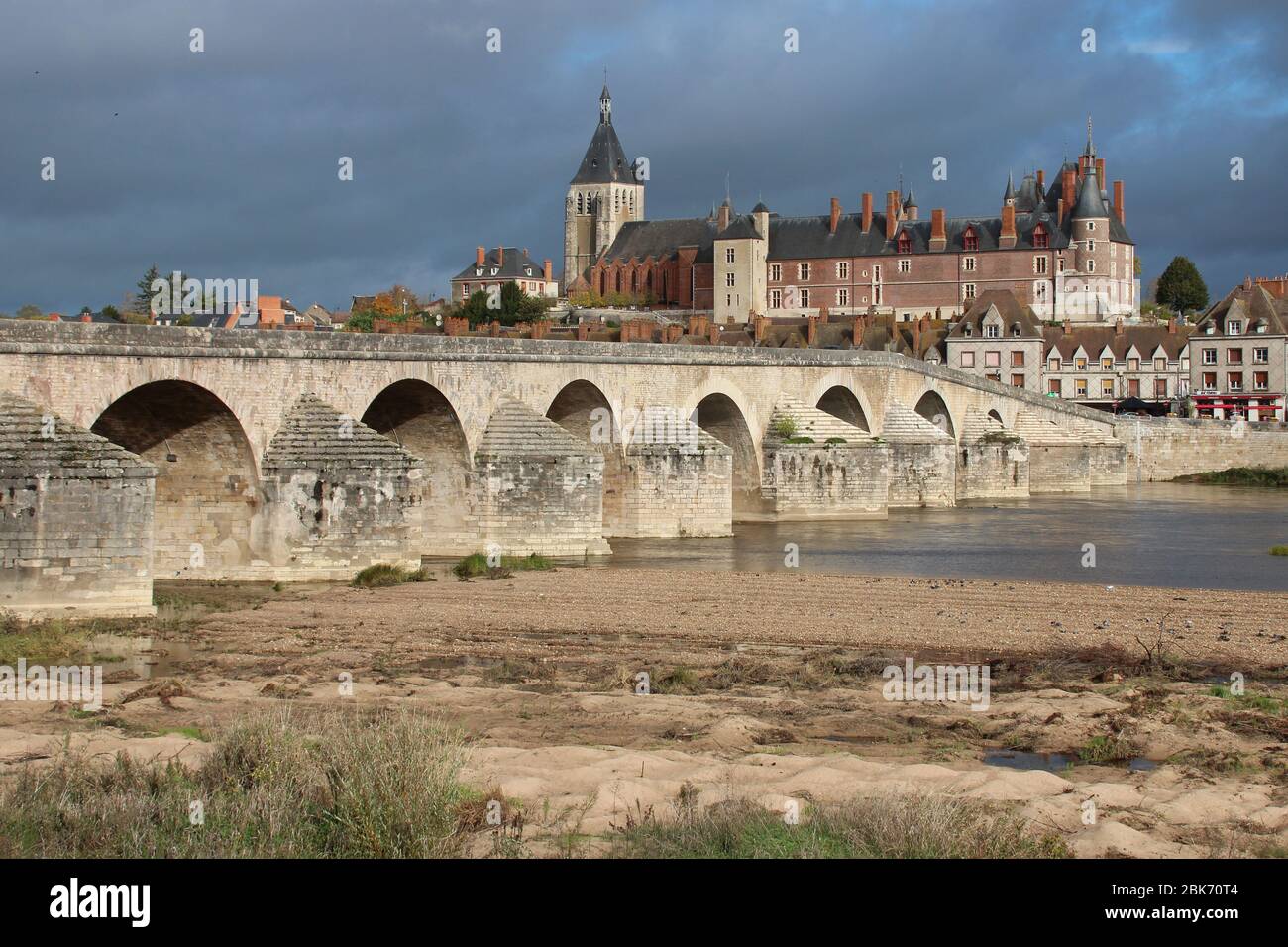 Pont gien loire Banque de photographies et d’images à haute résolution ...