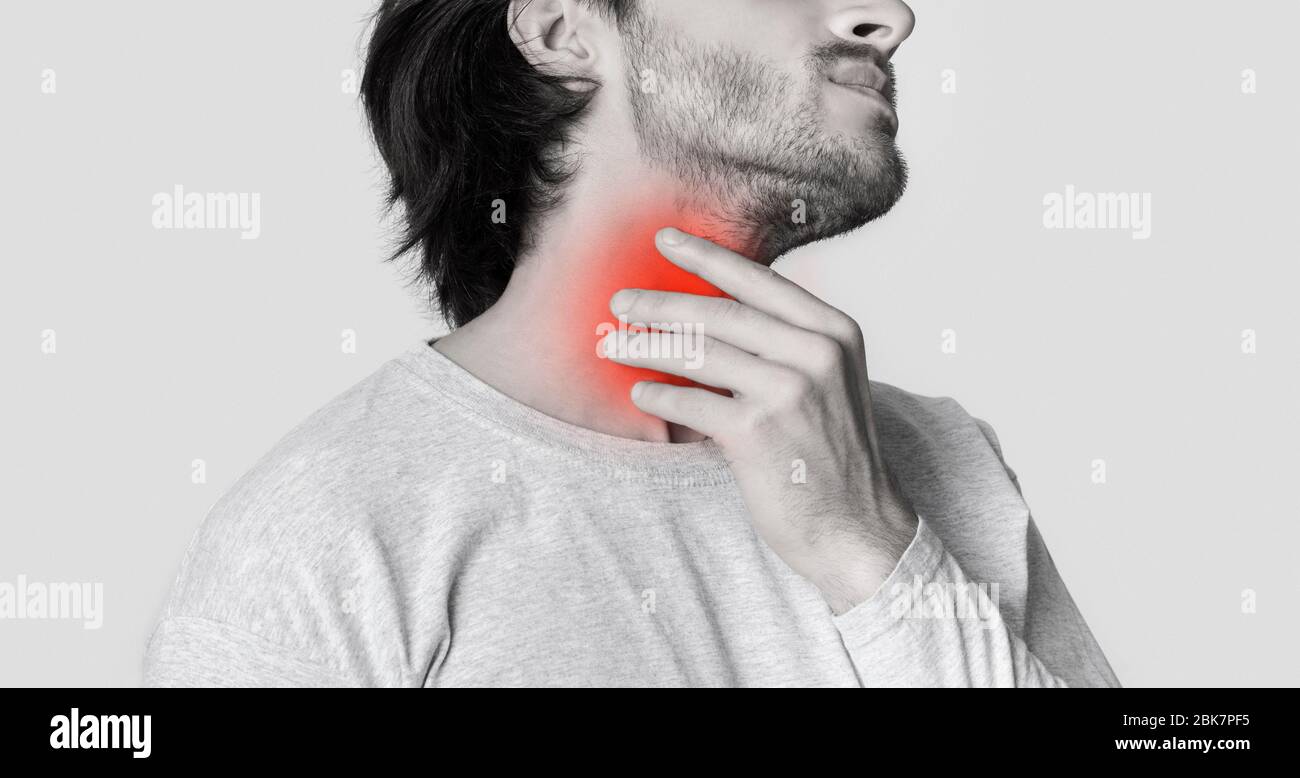 Douleur de gorge. Homme tenant un spot enflammé, court Photo Stock - Alamy