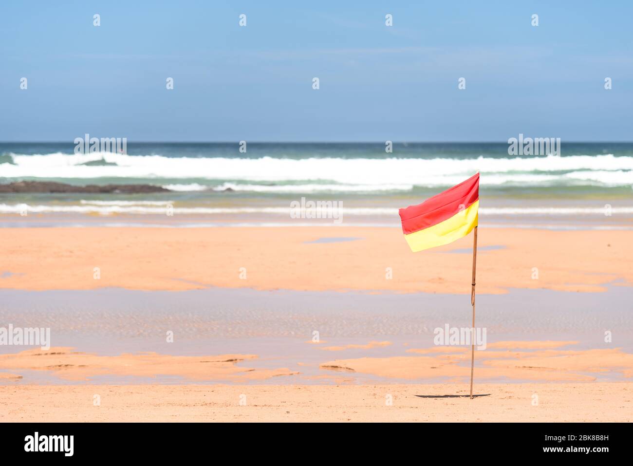 Drapeau rouge et jaune Banque de photographies et d’images à haute ...