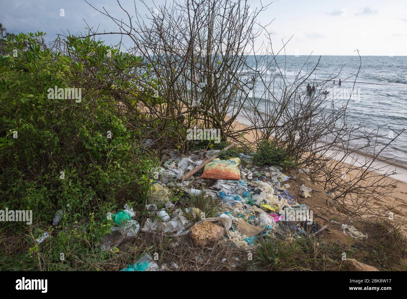 Pollution plastique mer plage Banque de photographies et d’images à ...