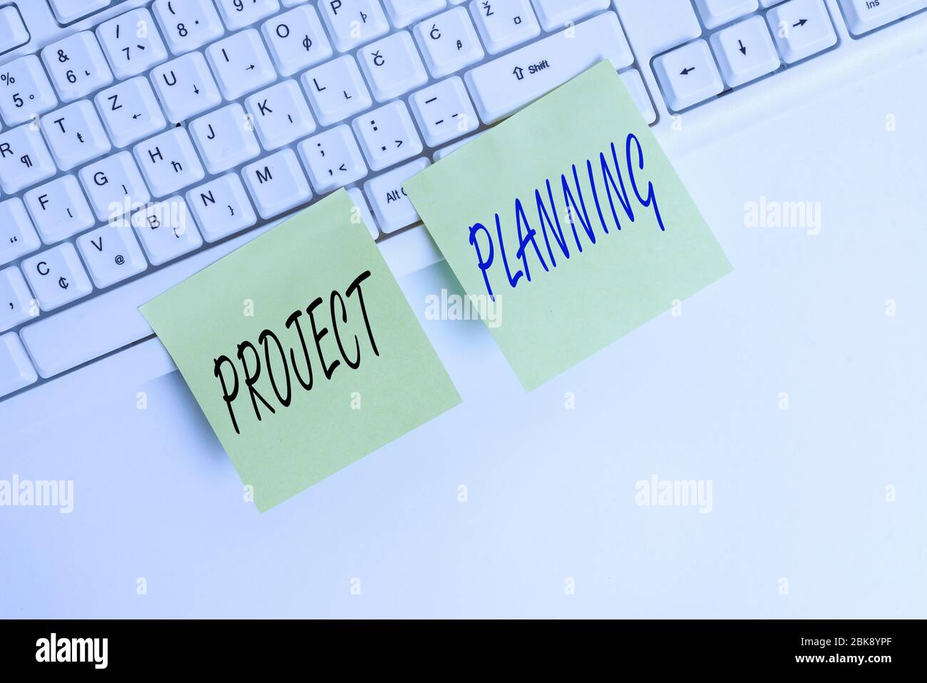 Écriture conceptuelle manuelle montrant la planification de projet ...