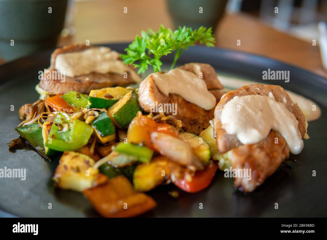 Vider le tableau de craie vertical sur fond en bois. Bard noir vierge ...