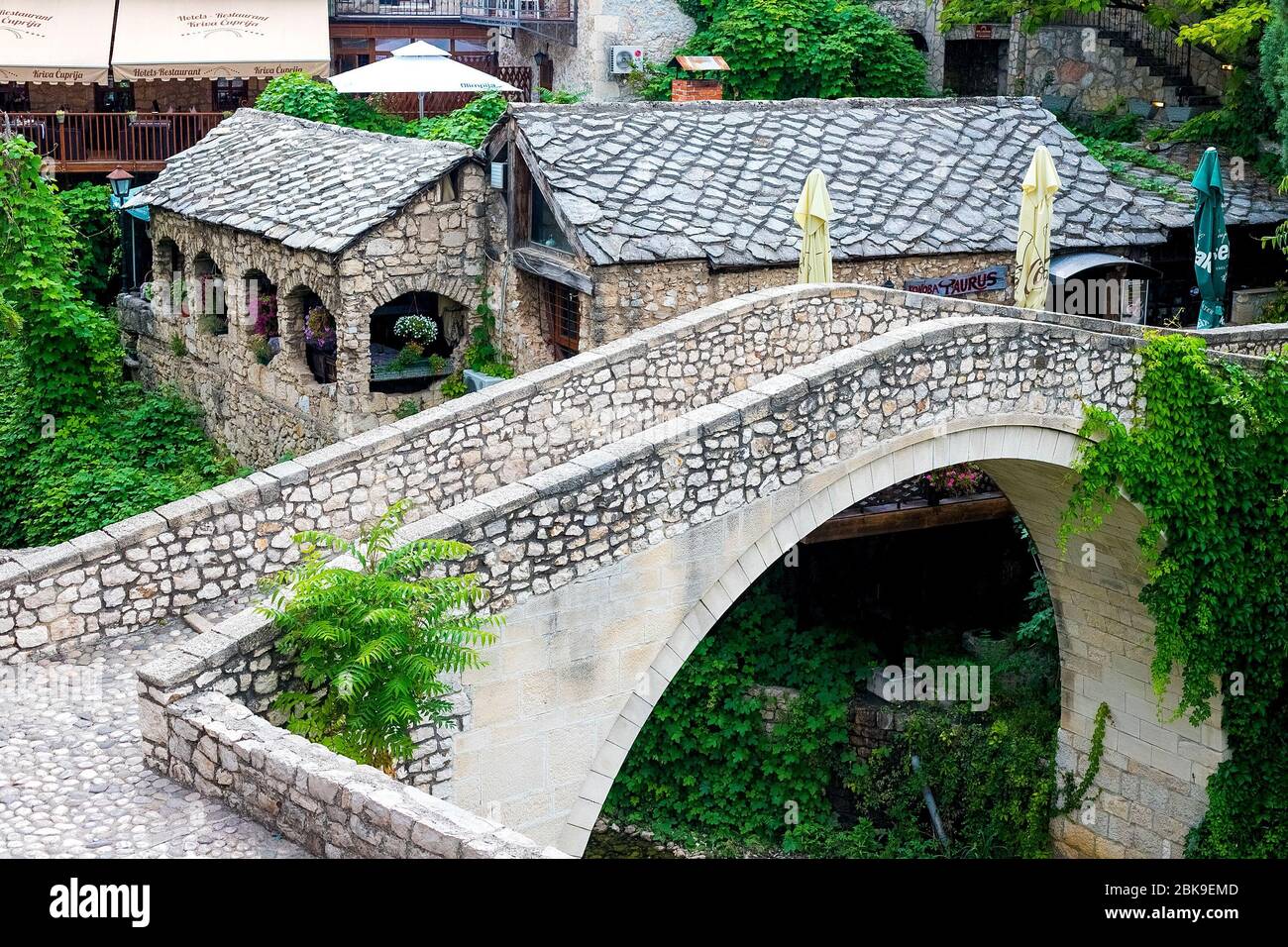 Vue avec un pont rustique Banque de photographies et d’images à haute ...