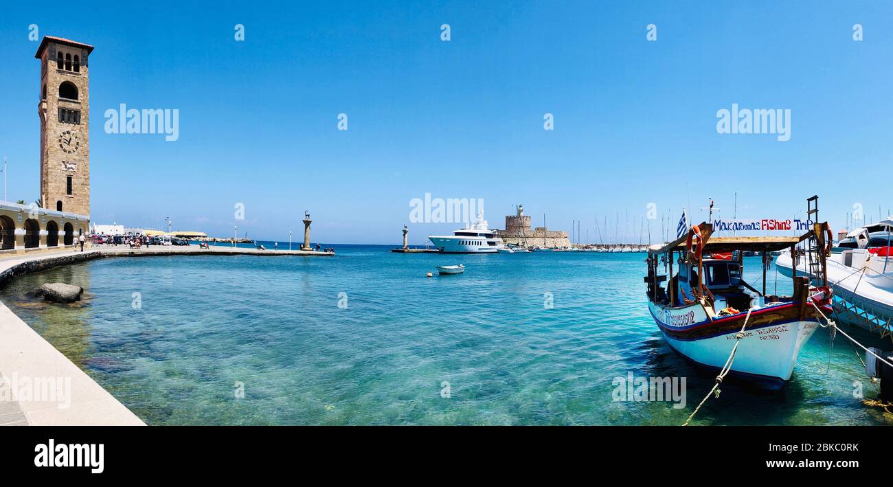 Rodos, Grèce - 18 MAI 2019: Vue panoramique sur l'entrée du port de ...