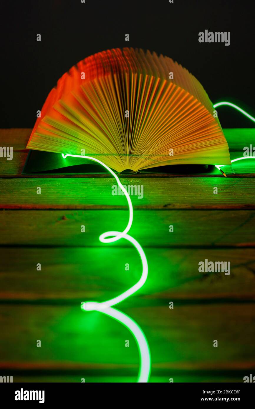 Livre Ancien Ouvert Banque d'image et photos - Alamy