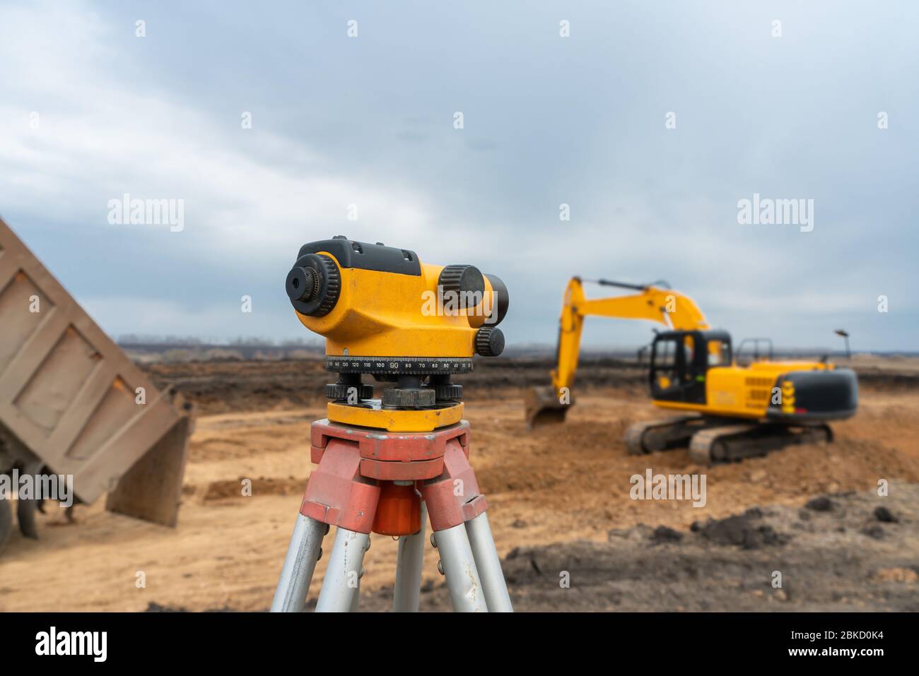 Surveyor théodolite tachéomètre ou équipement extérieur at construction ...