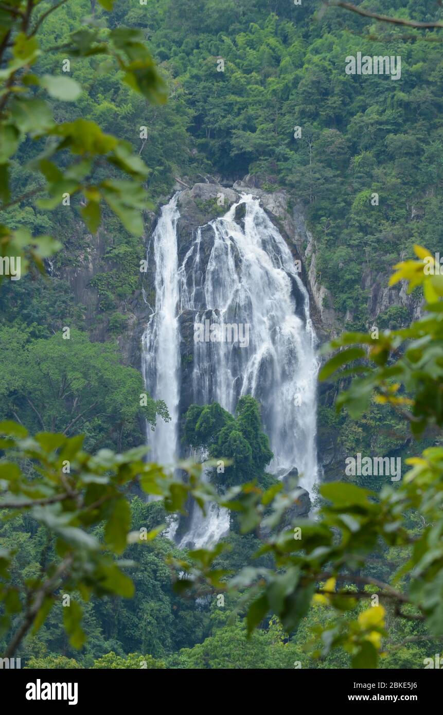 La cascade de Klong lan est une grande cascade en thaïlande, province ...