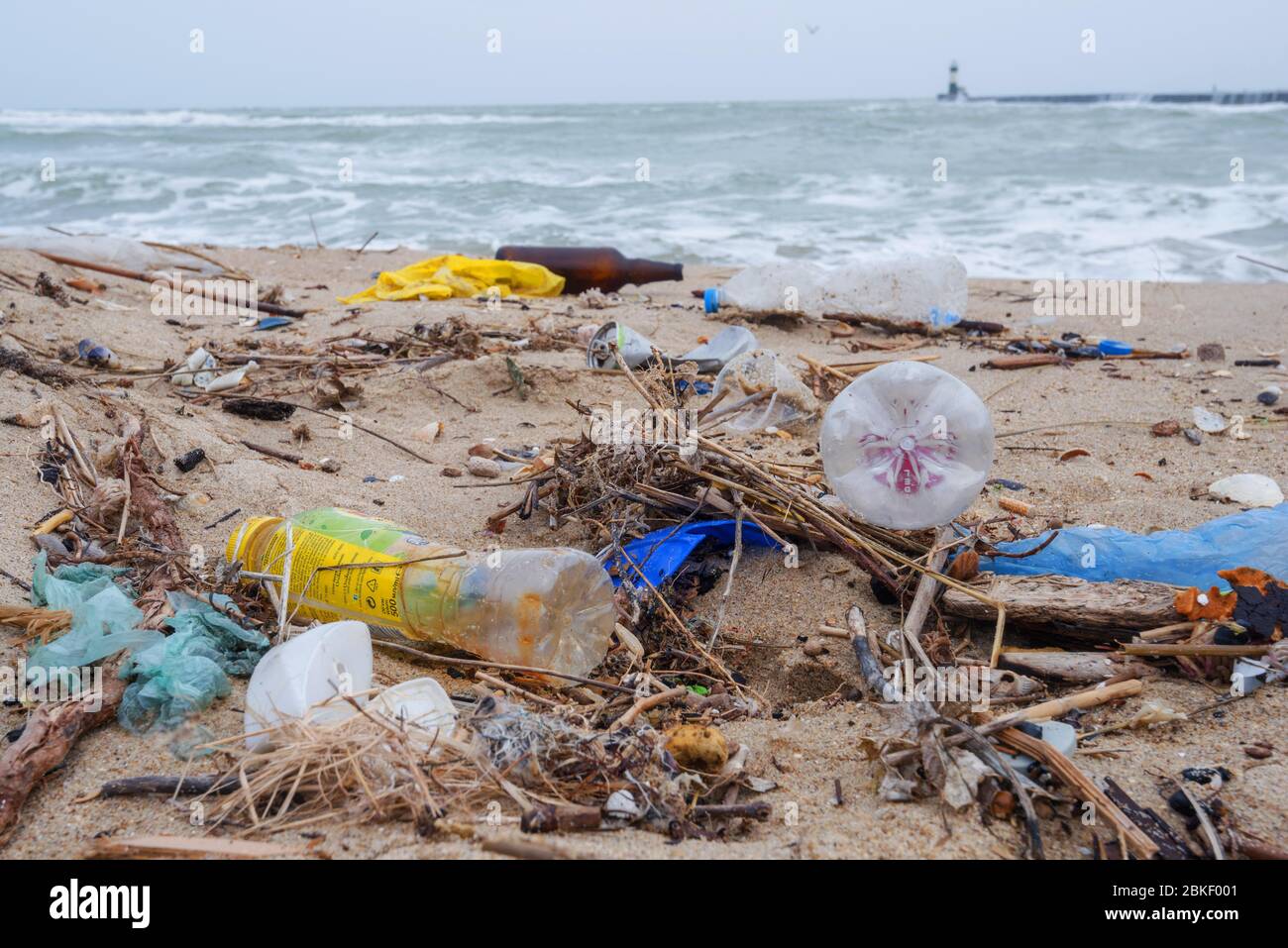 Pollution de plage Banque de photographies et d’images à haute ...