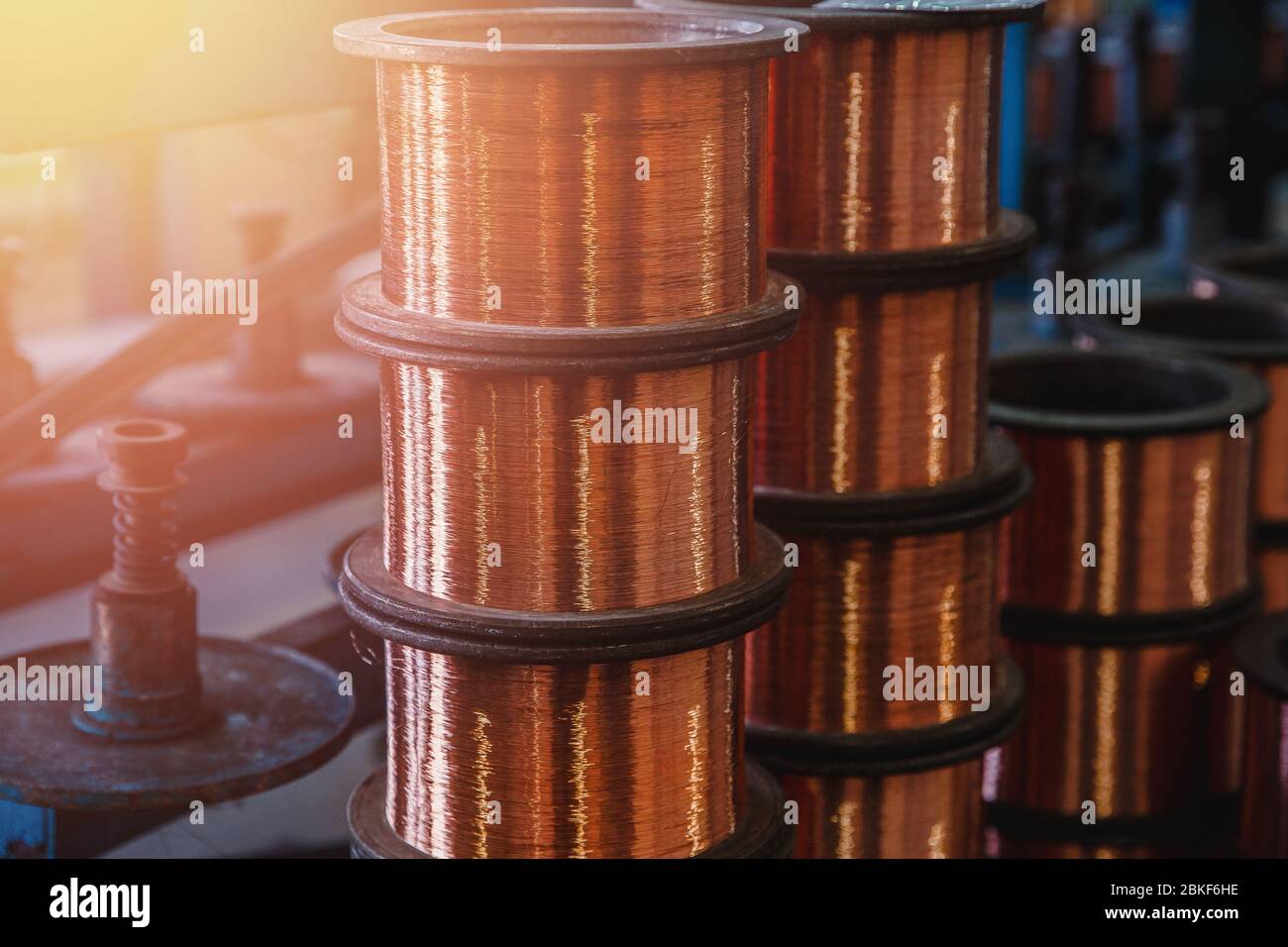 La production de fil de cuivre, câble de bronze en rouleaux à l'usine ...