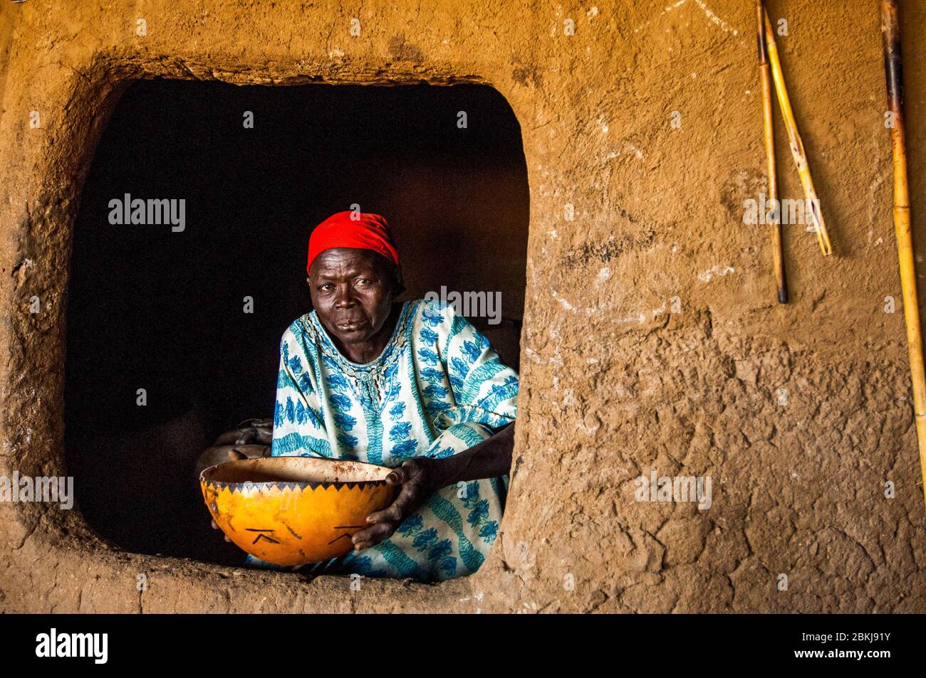 Soudan, South Kordofan, Nuba Hills, Nuba femme présentant une calabash ...