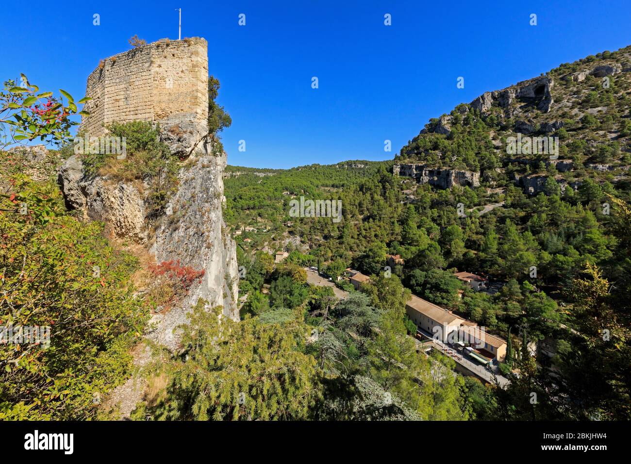 France, Vaucluse, Fontaine de Vaucluse, vestiges du château d'Éveques ...