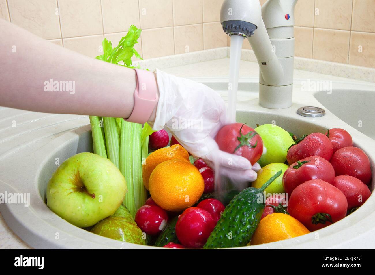 Washing fresh fruits vegetables Banque de photographies et d’images à ...