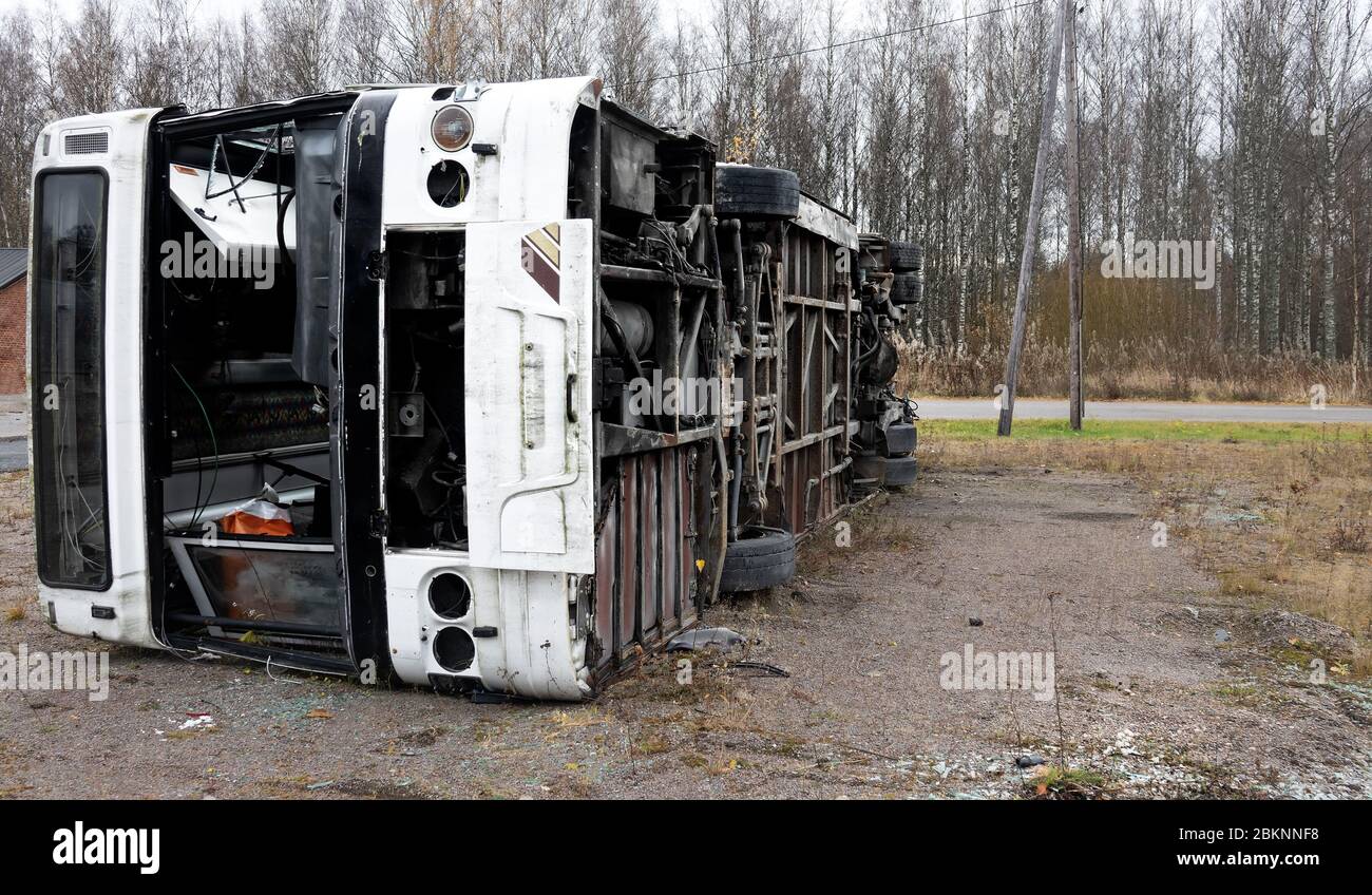 Cassé après un accident de bus sur son côté. Accidents avec les ...