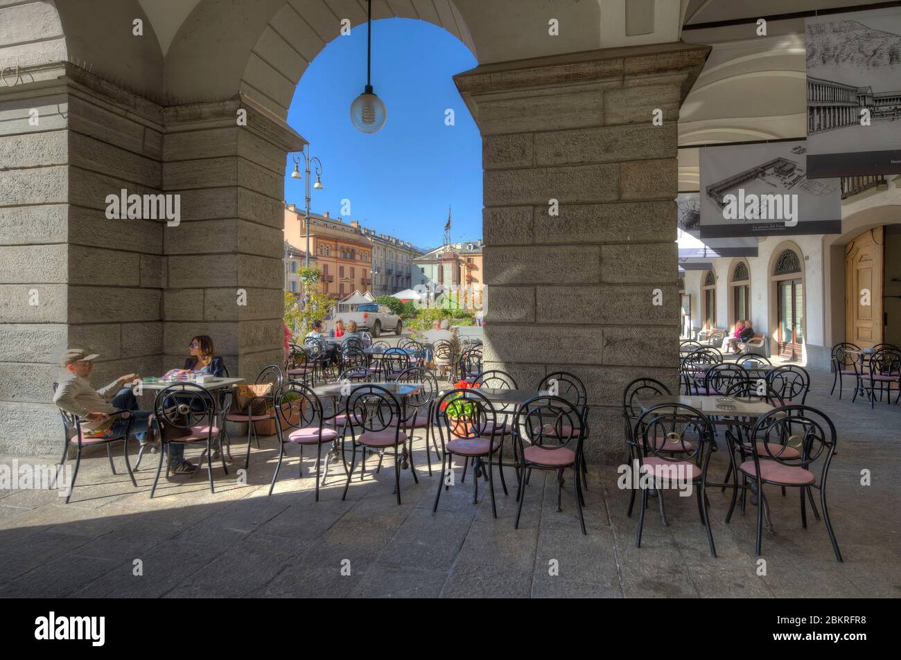 Italie, Vallée d'Aoste, ville d'Aoste, place E Chanoux, le café ...