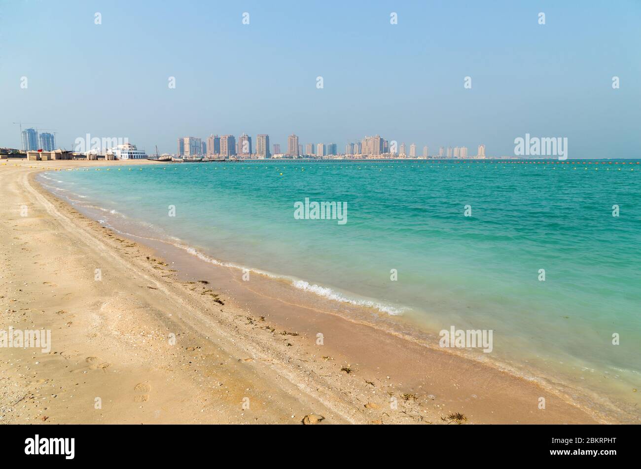 Vue sur la plage de Katara et sur la baie de l'Ouest dans la région de ...