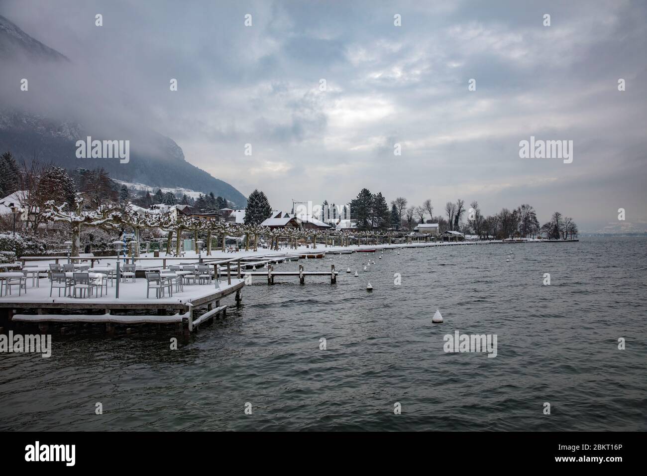 Lake annecy winter Banque de photographies et d’images à haute ...