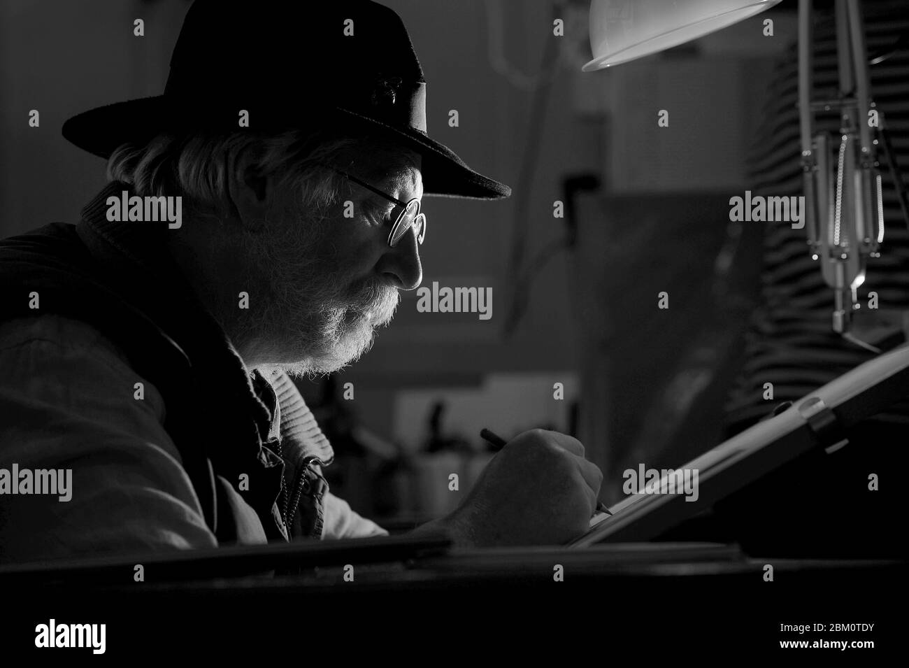 Portrait de l'illustrateur et dessinateur anglais Simon Drew, connu ...