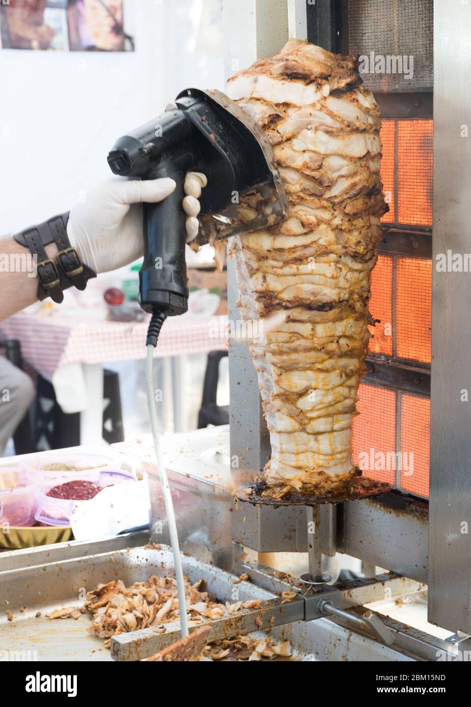 Le shawarma turc rôtisant sur une brochette verticale poulet grillé ...