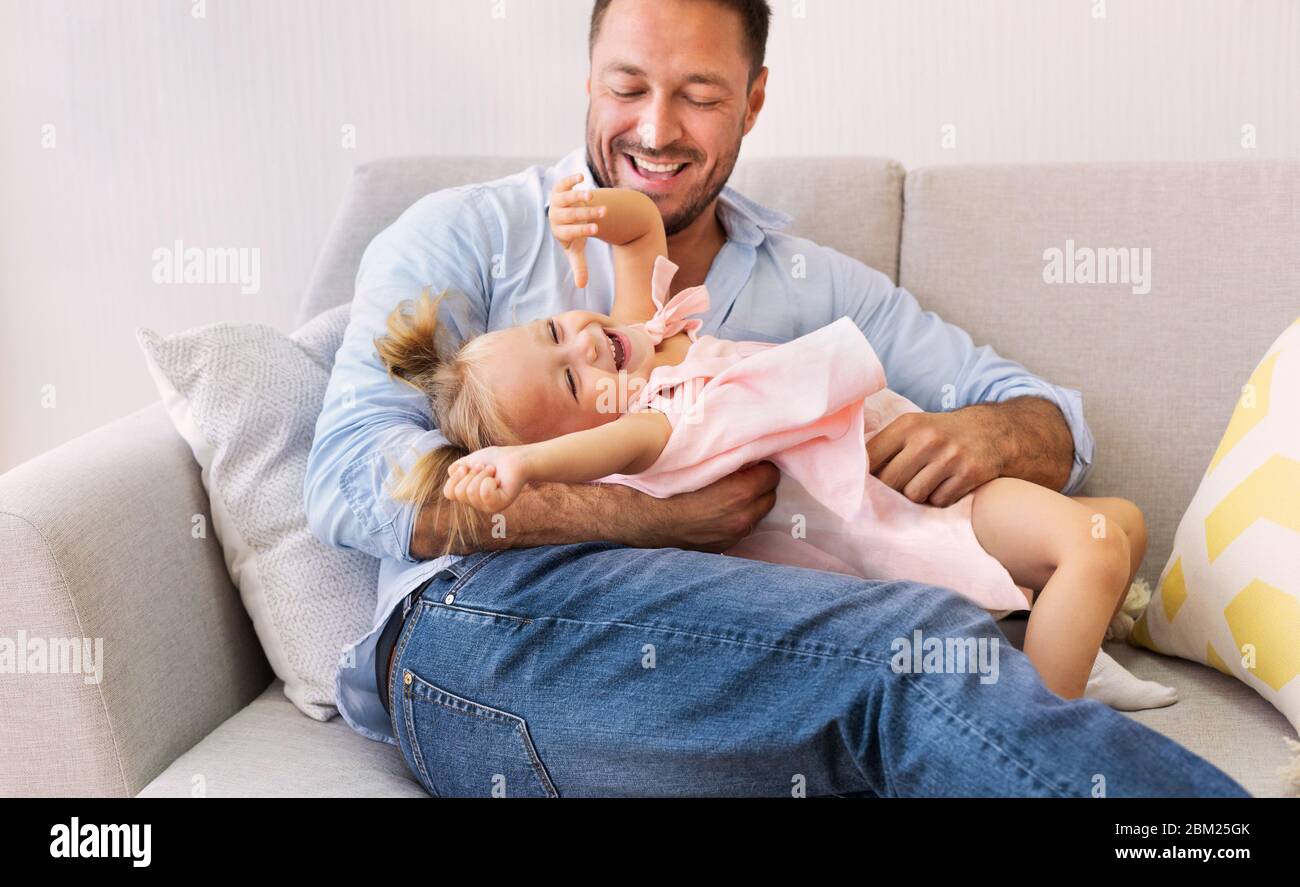 Chatouiller fille Banque de photographies et d’images à haute ...