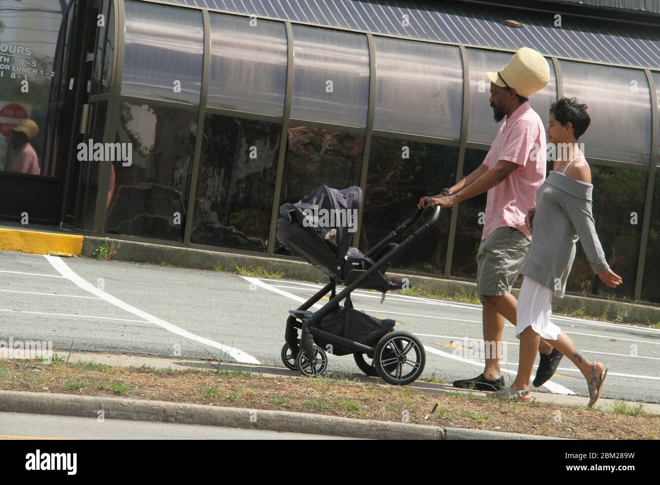 Un couple se promener avec leur bébé Banque de photographies et d ...
