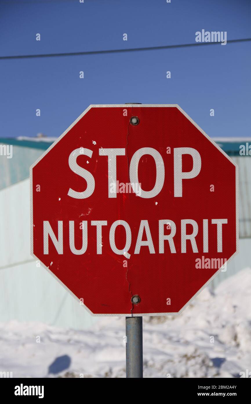 Nunavut stop sign Banque de photographies et d’images à haute ...