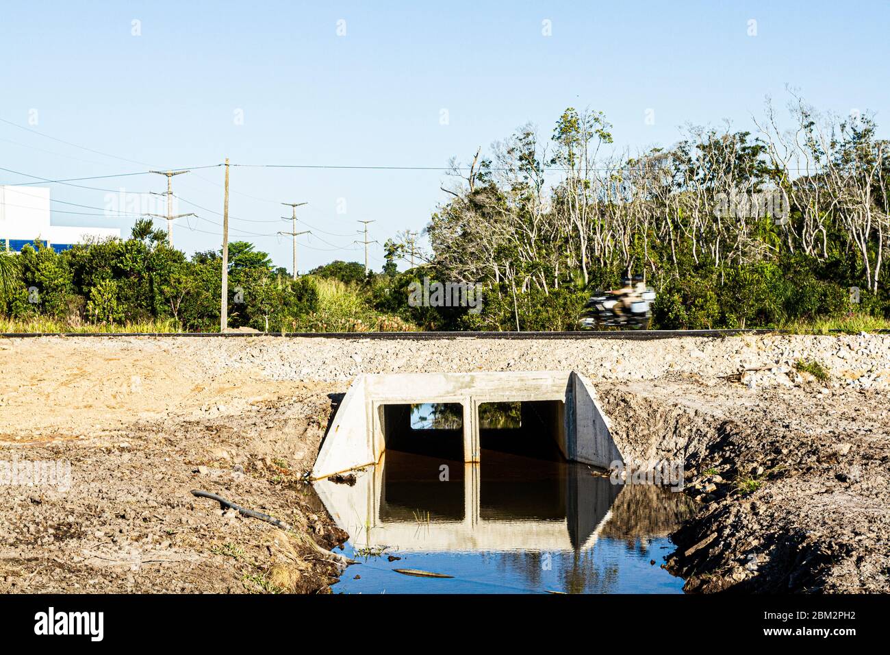 Ponceaux de drainage sous la route Banque de photographies et d’images ...