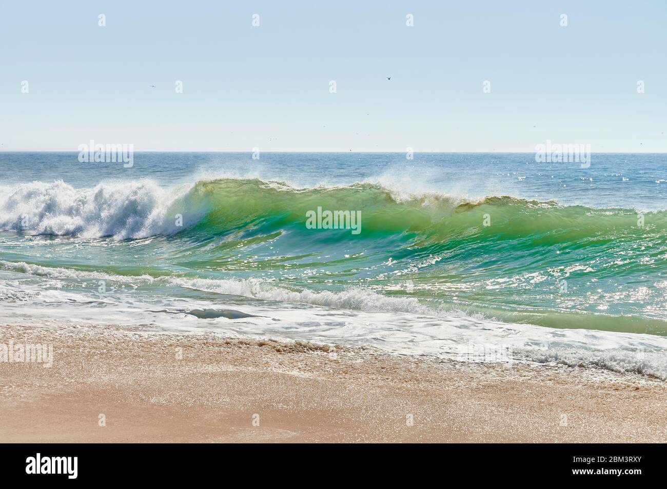 Les vagues se brisant sur la plage Banque de photographies et d’images ...