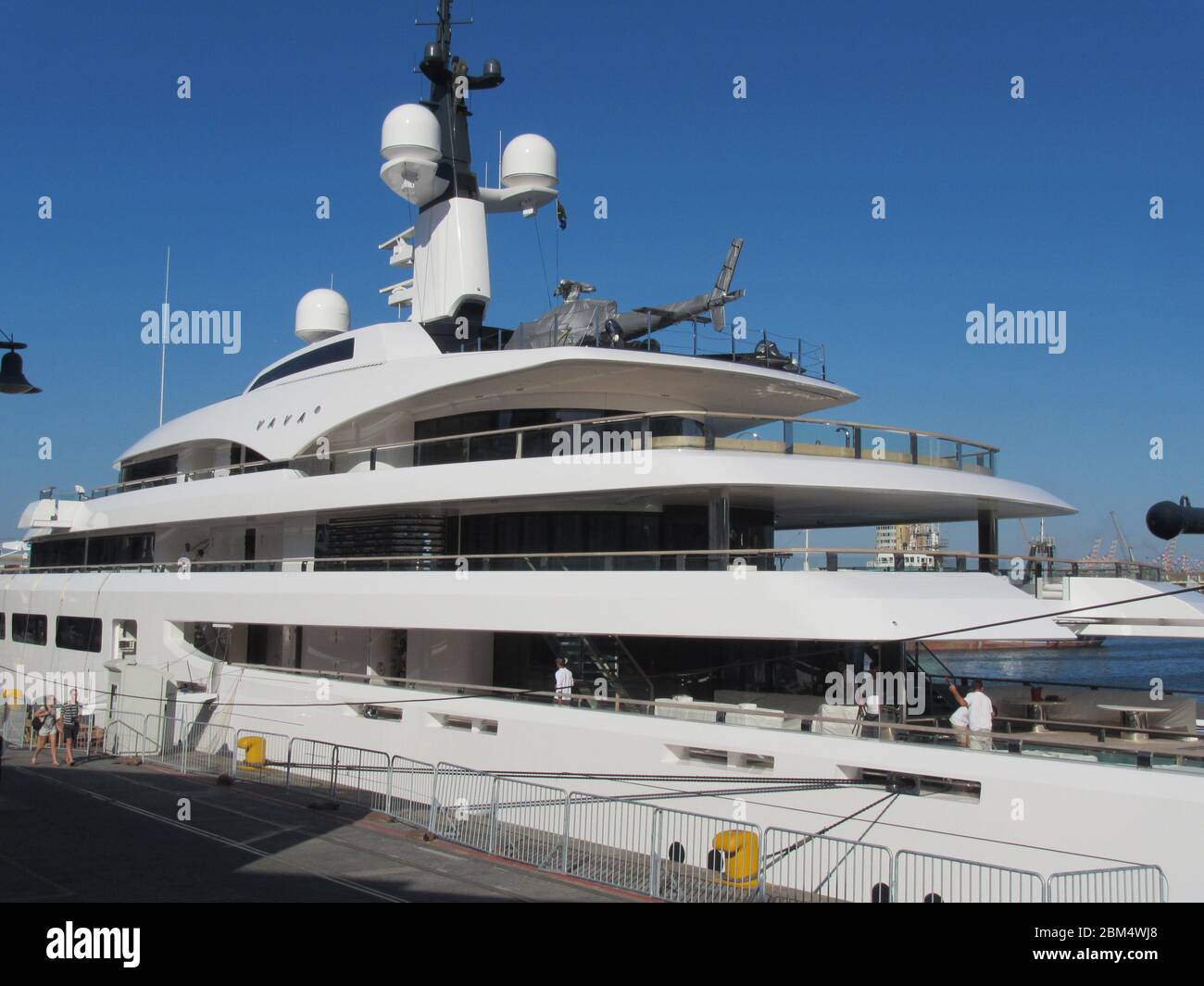 Yacht à moteur de luxe avec hélicoptère Banque de photographies et d’images à haute résolution ...