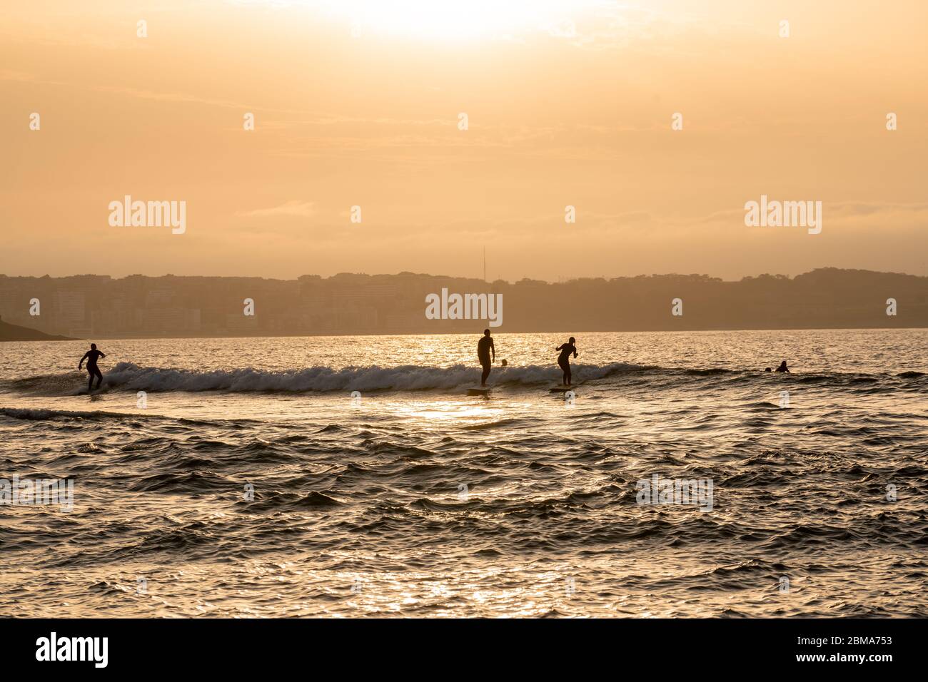 Surfer silhouettes Banque d'image et photos - Alamy