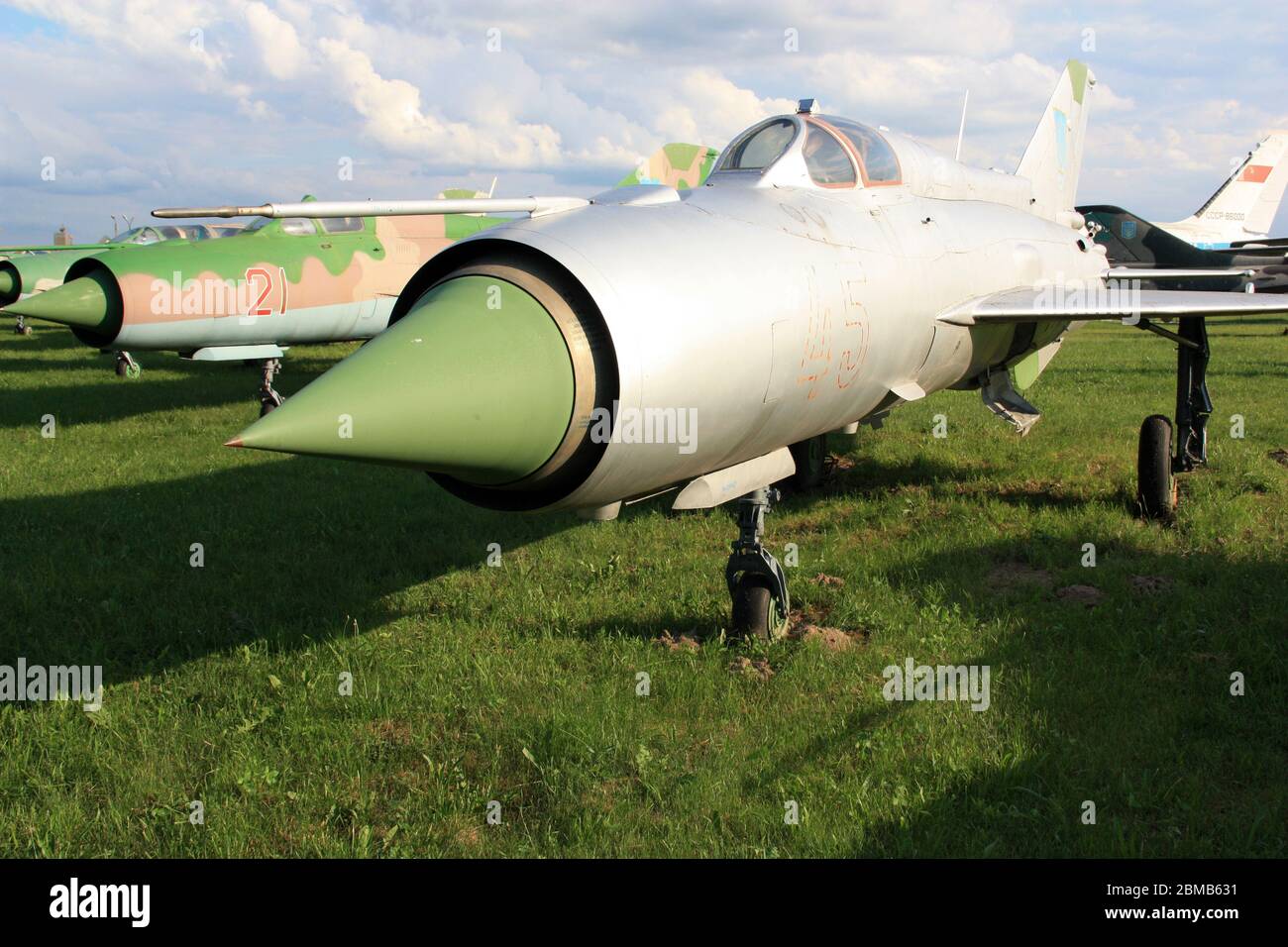 Vue de face d'un avion de chasse et d'intercepteur supersonique Mikoyan-Gurevich MIG-21 au musée ...