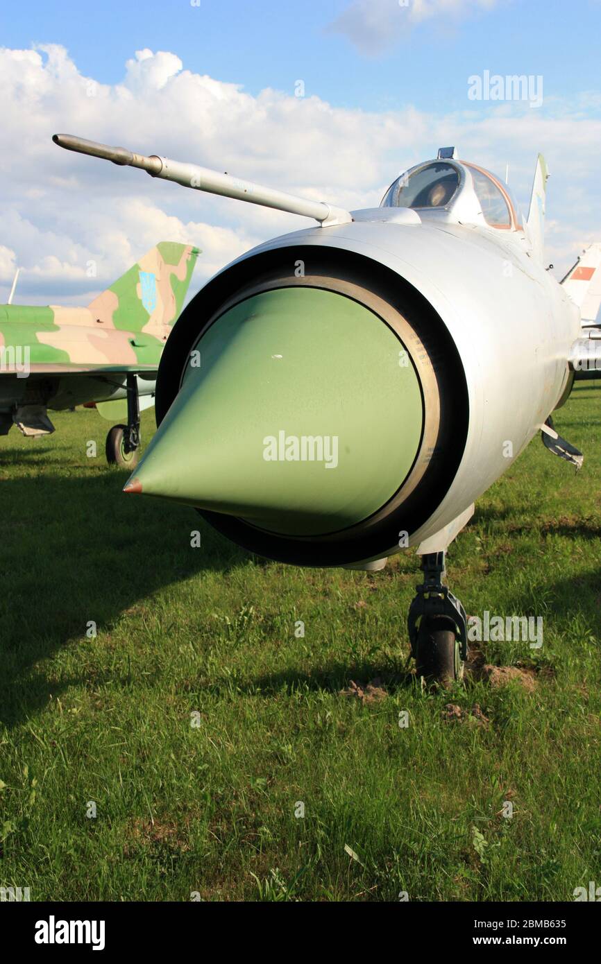 Vue de face d'un avion de chasse et d'intercepteur supersonique Mikoyan-Gurevich MIG-21 au musée ...