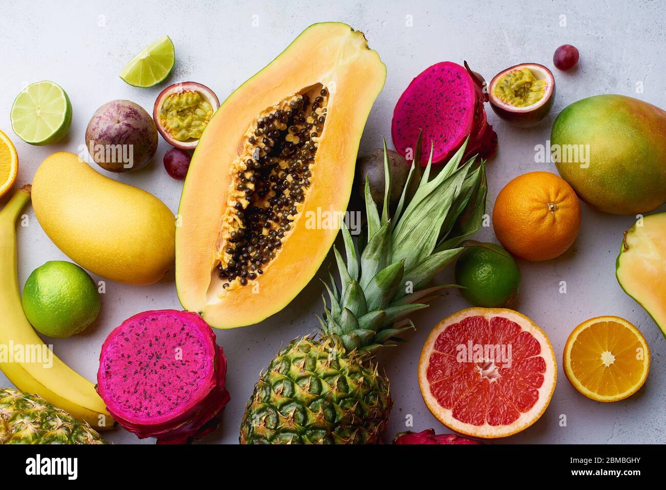 Plat Lay fruits exotiques tropicaux. Ingrédients sains de la nourriture ...