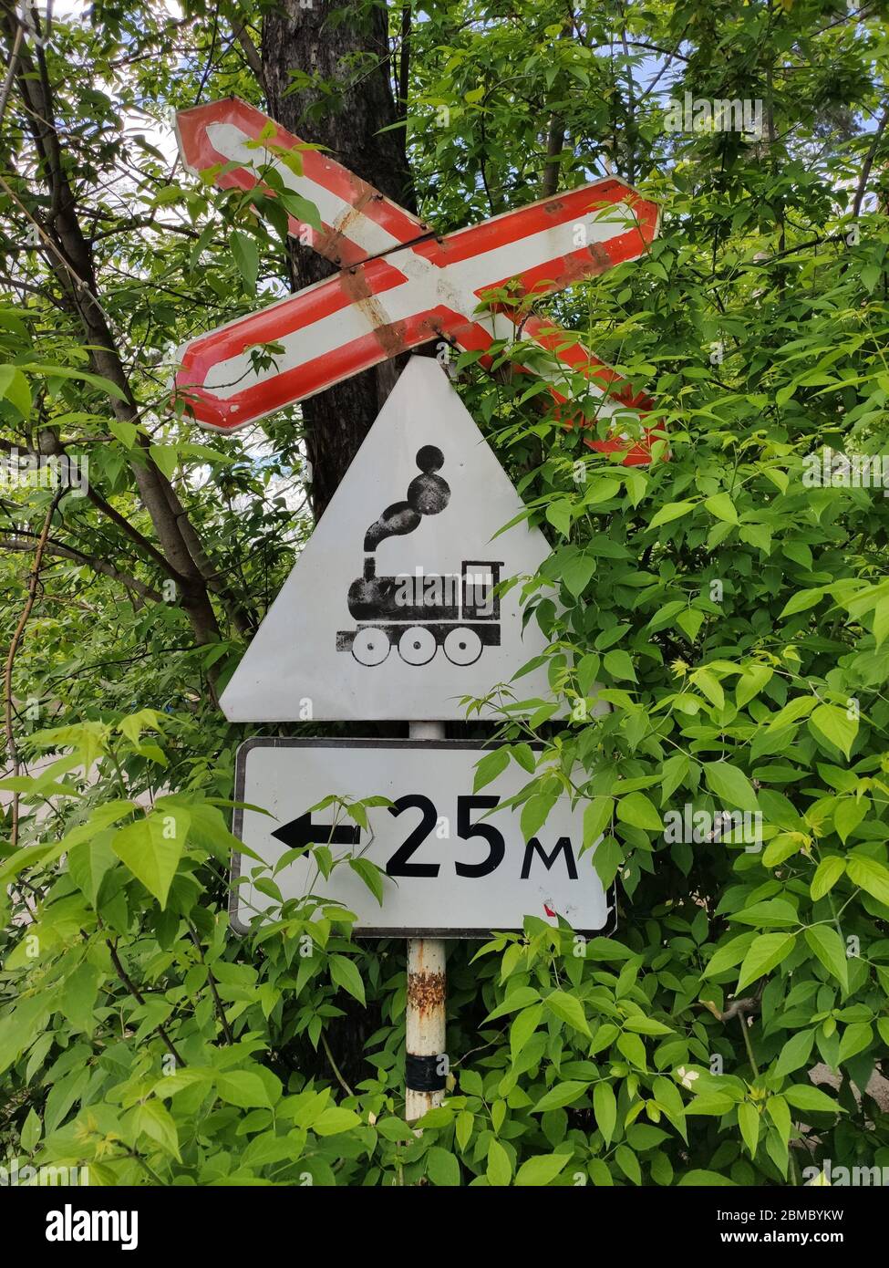 le panneau de signalisation et le panneau de signalisation du train ...