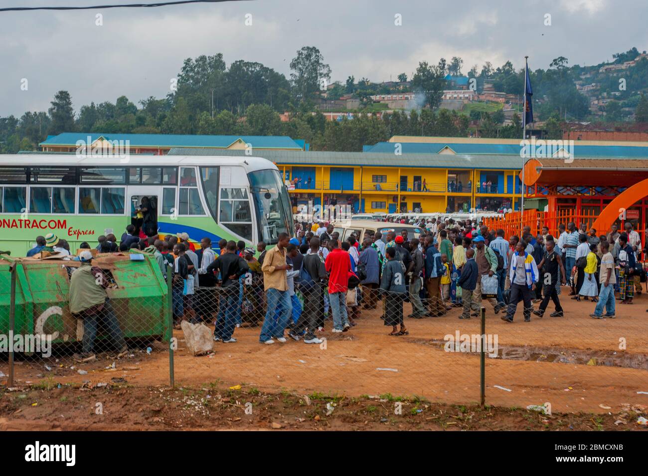 Scène de rue avec un terminal de bus à Kigali, la capitale et la plus ...