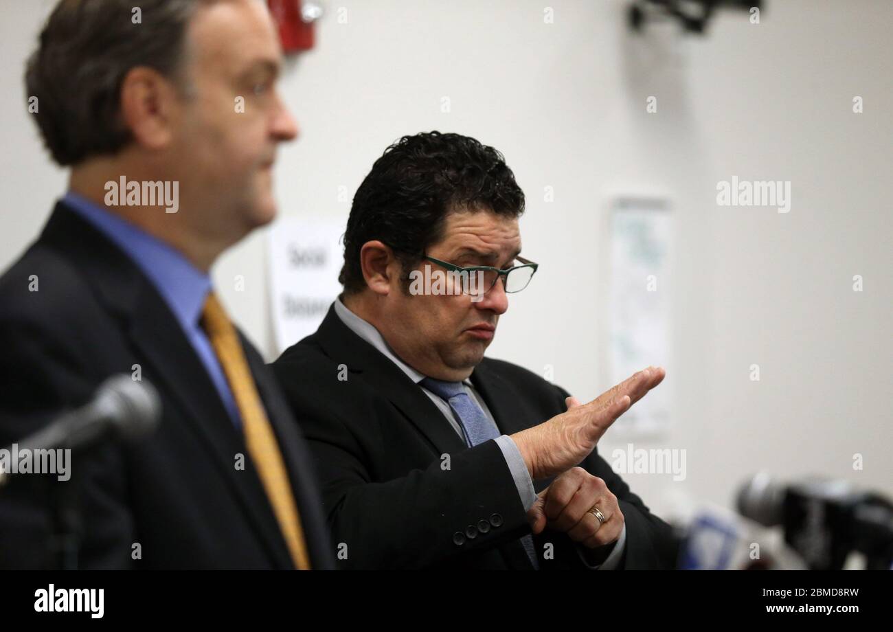 Parle en langue des signes aux journalistes Banque de photographies et ...