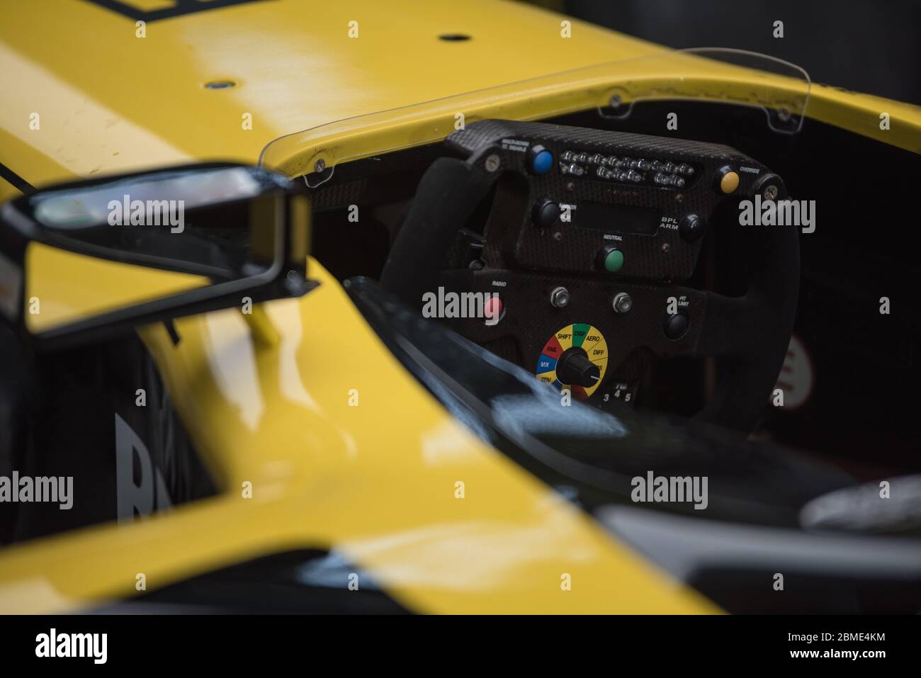 Commandes au volant de la voiture de course détaillées dans le cockpit ...