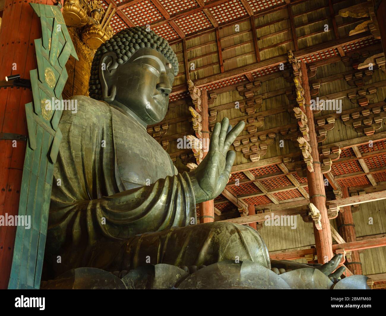 Le Grand Bouddha dans le temple Todai-ji à Nara. La plus grande statue ...