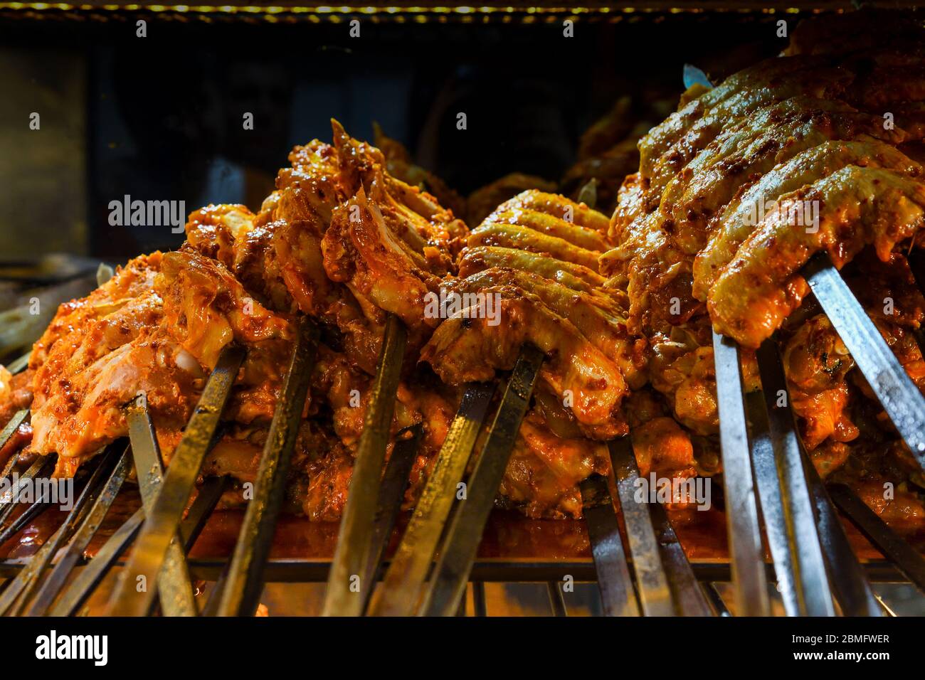 Viande rôtie cuite au barbecue. Cuisson du kebab grillé sur une ...