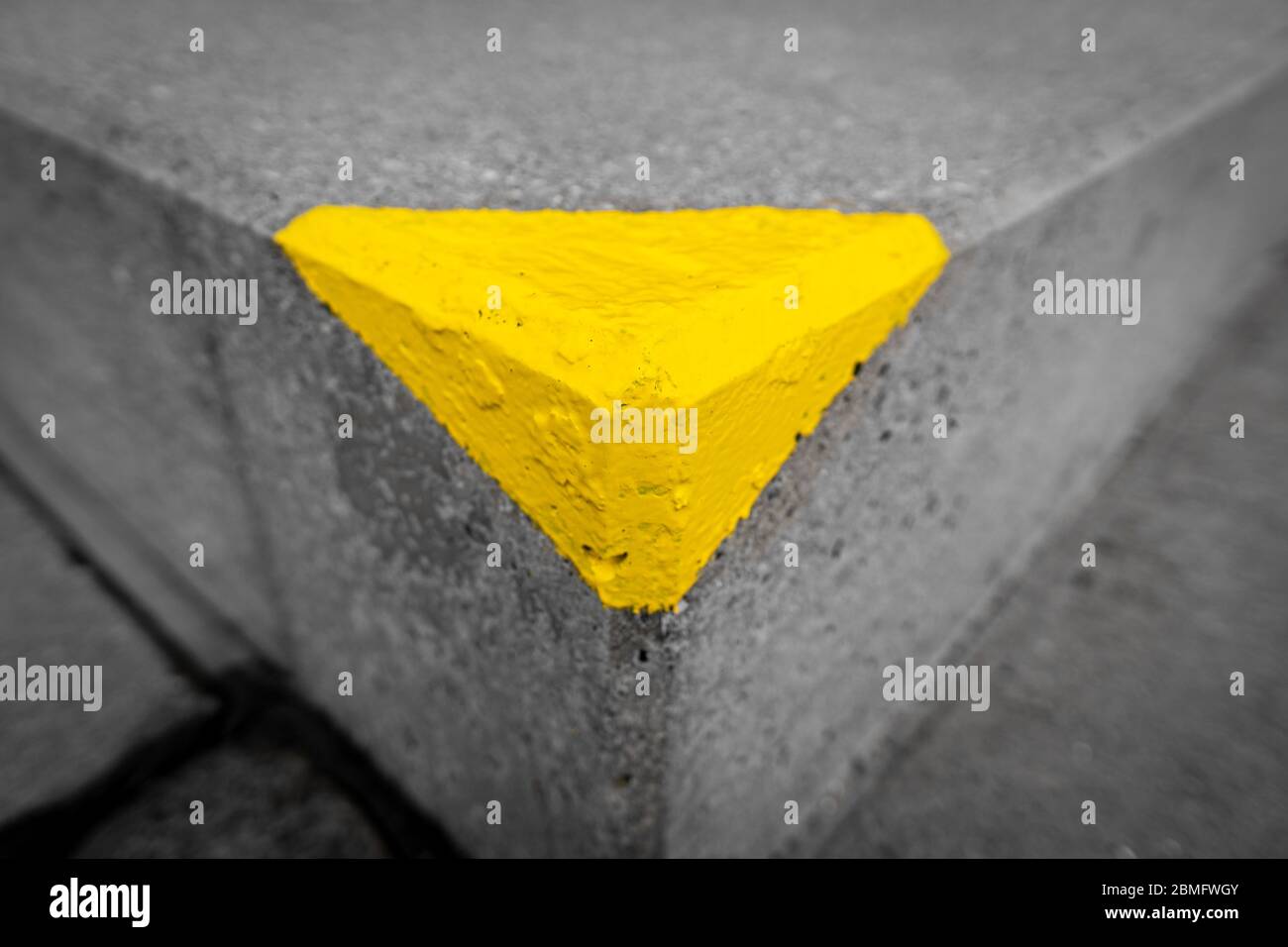 Triangle jaune Banque de photographies et d’images à haute résolution ...