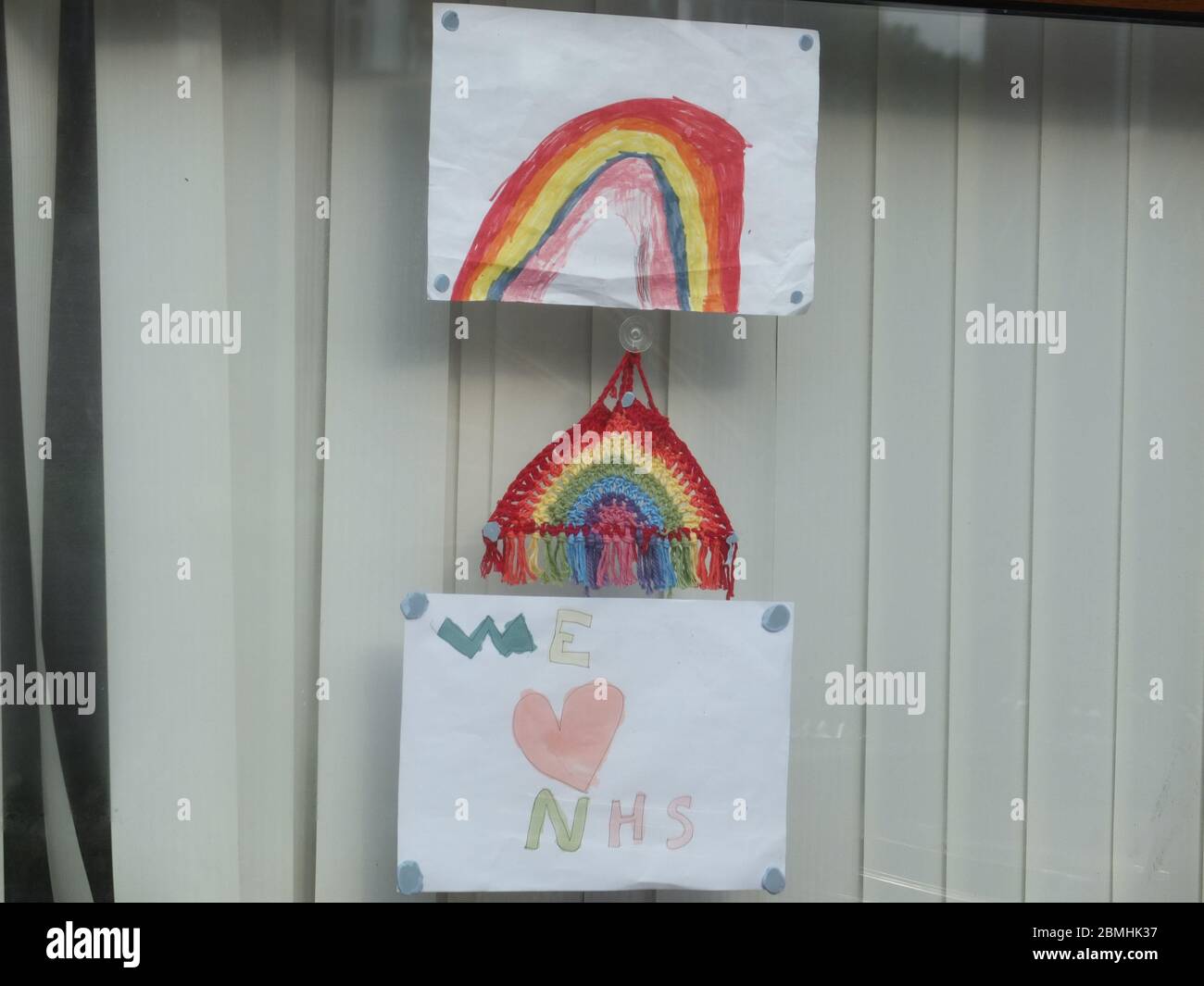 Dessin d'un arc-en-ciel d'un enfant, plus un message de soutien au NHS ...
